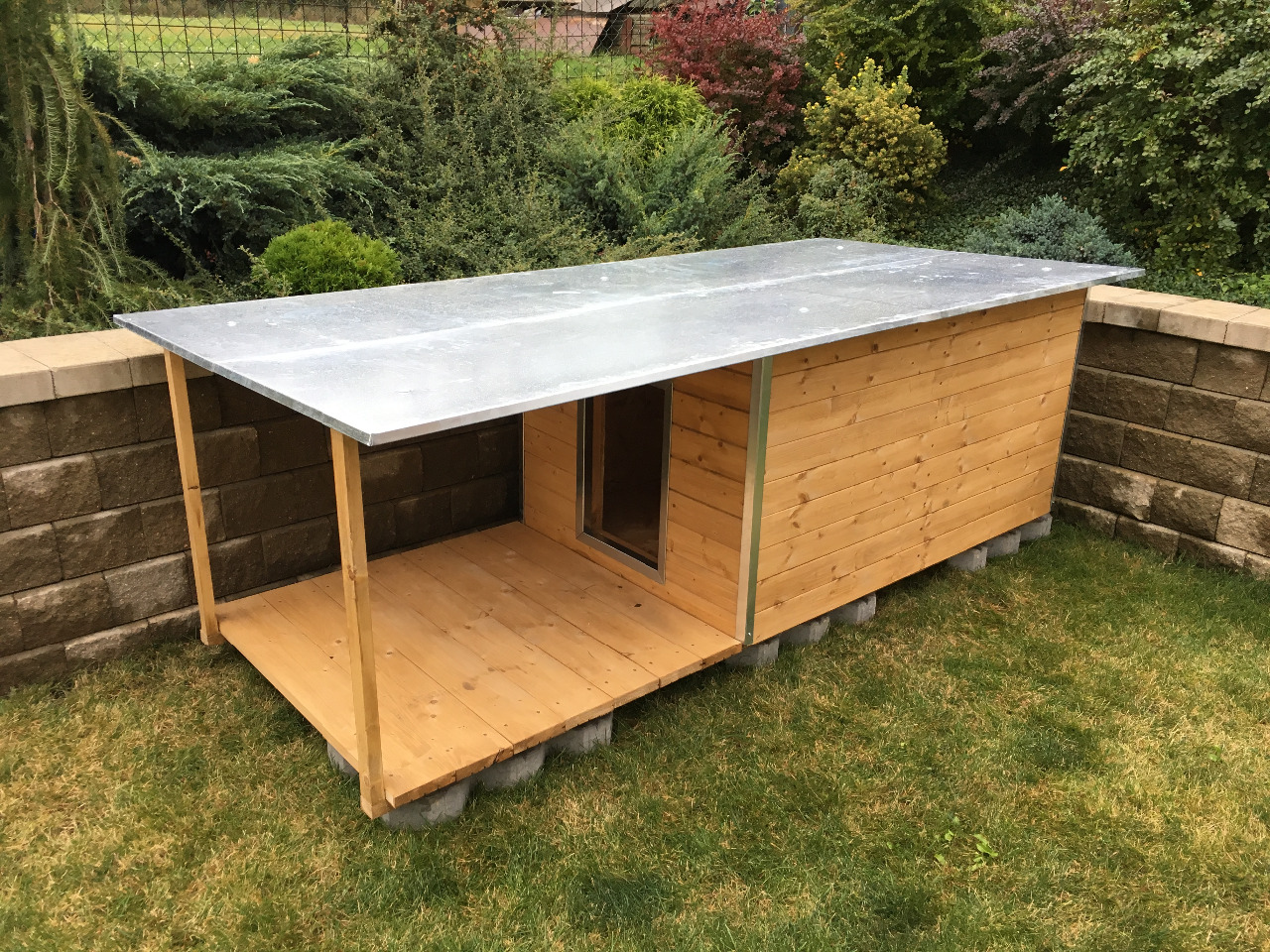 Psí boudy s plochou střechou